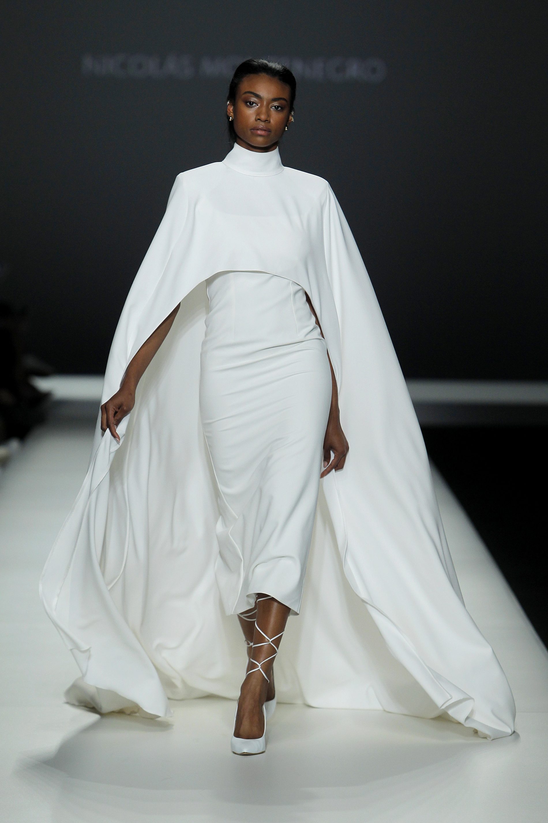 Abiti da sposa 2023 con cappa, il meglio del nuovo trend