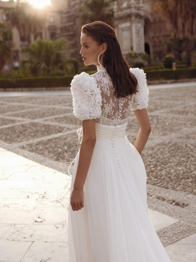 Abiti da sposa Pinella Passaro 2023, tessuti leggeri e allure eterea