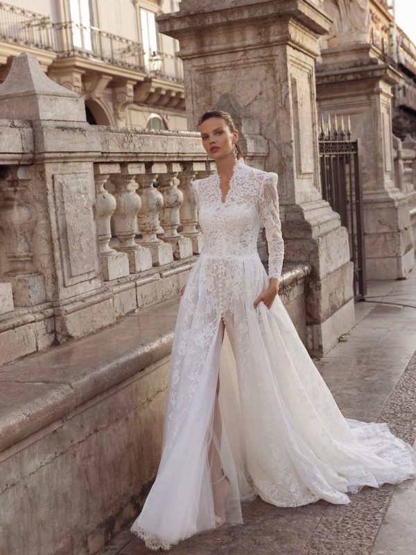 Abiti da sposa Pinella Passaro 2023, tessuti leggeri e allure eterea