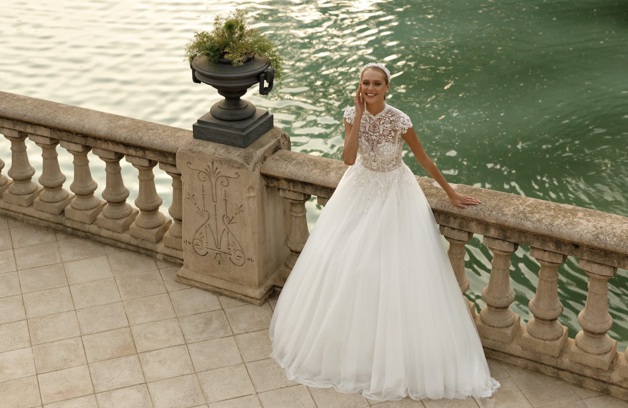 Collezioni Monica Loretti, abiti personalizzati per spose moderne