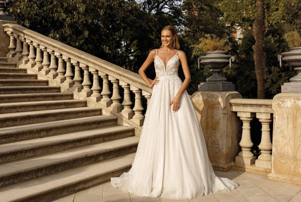 Collezioni Monica Loretti, abiti personalizzati per spose moderne