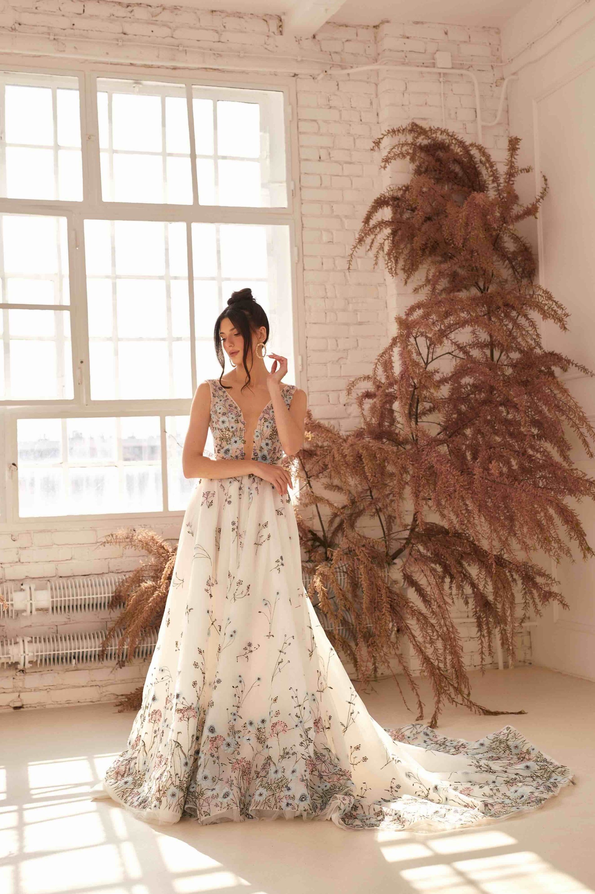 Abiti da sposa colorati 2024, tra fiori delicati e tonalità romantiche