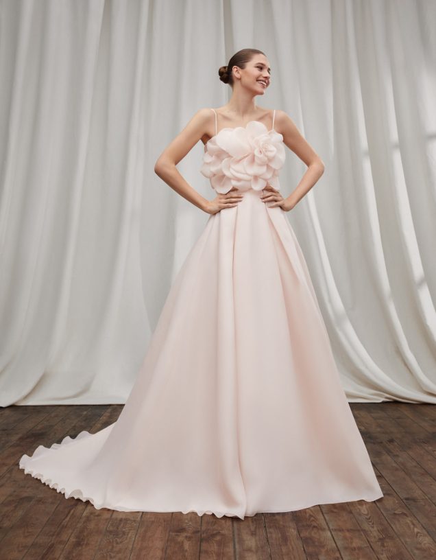 Abiti da sposa colorati 2024, tra fiori delicati e tonalità romantiche