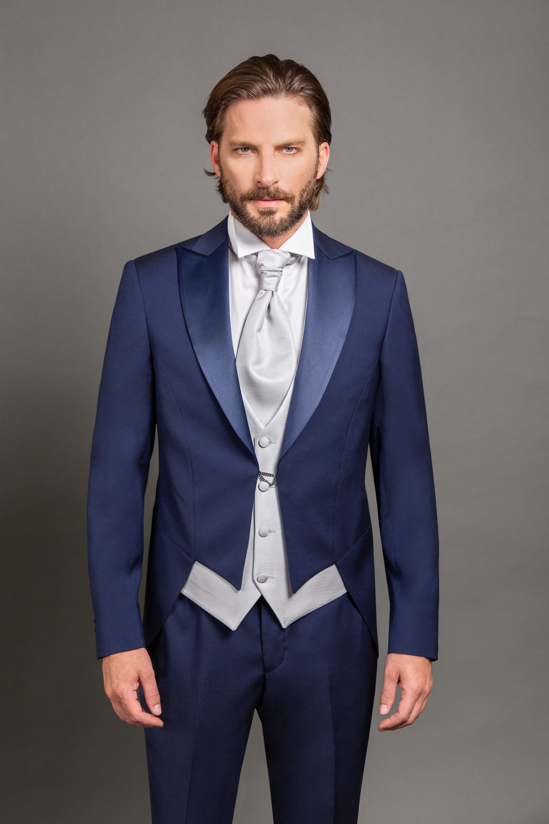 Abiti da sposo 2025 più belli, i modelli eleganti per il tuo Sì